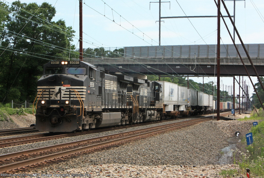 NS 9591 and train 24M
